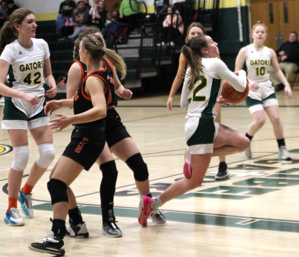 Top shot: Larkin’s 30 points leads Lady Gators to 55-49 win - Herald-Standard